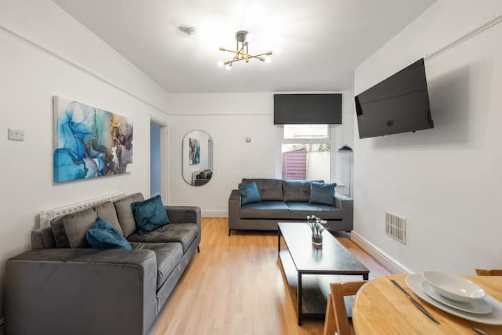 Spacious & Comfortable 4-bedroom Home In Hoole - イギリス チェスター