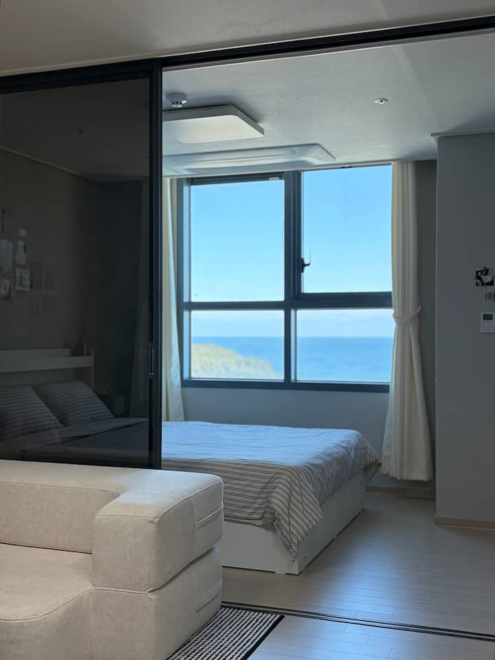 ~동해~디딤스테이~#고층 #오션뷰 #한섬해변 #겨울바다 #양파와감자 - Donghae-si