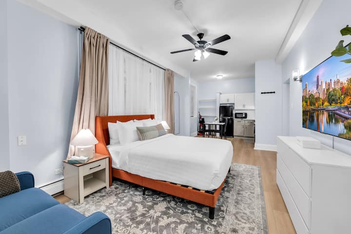 Designer Hyde Park Studio • Walk To Shops & Lake - Englewood - Chicago