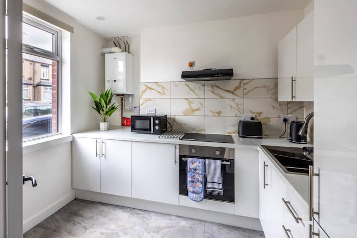 3bedroom 2 Bathroom House-free Parking (5 Beds) - Barrow-in-Furness