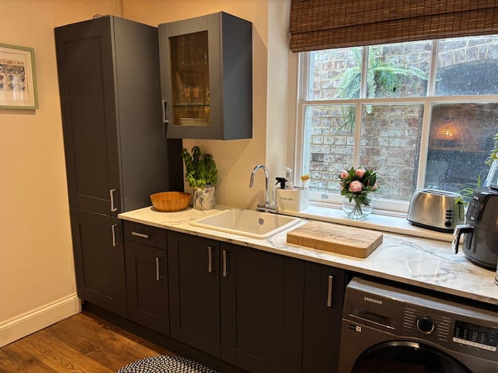 Quirky Basement Flat - Short Walk To Town - Cheltenham