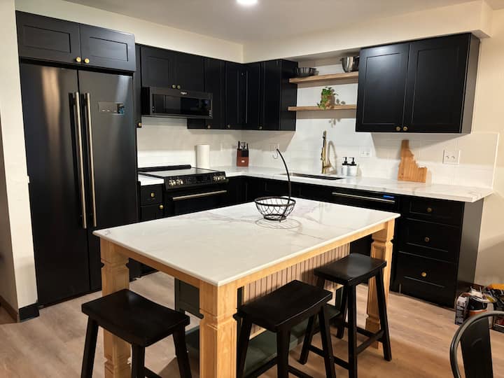 Luxe Mountain Getaway - 매컬