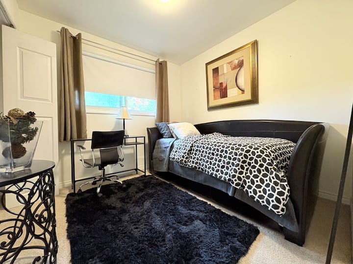 Furnished Bedroom For Short Term Rental - Peterborough