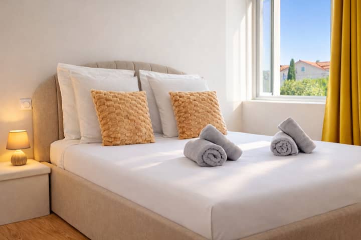 Chambre Ambre – Billard & Parking | Centre & A7-a9 - Orange