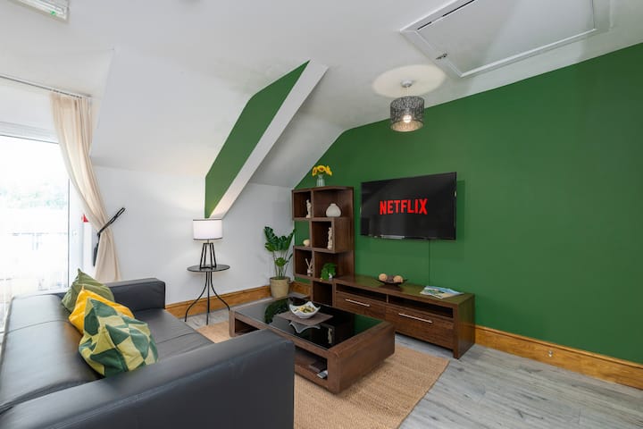 Modern/central 3br Apt | 2 Parking Bays I Sleeps 6 - Anglesey