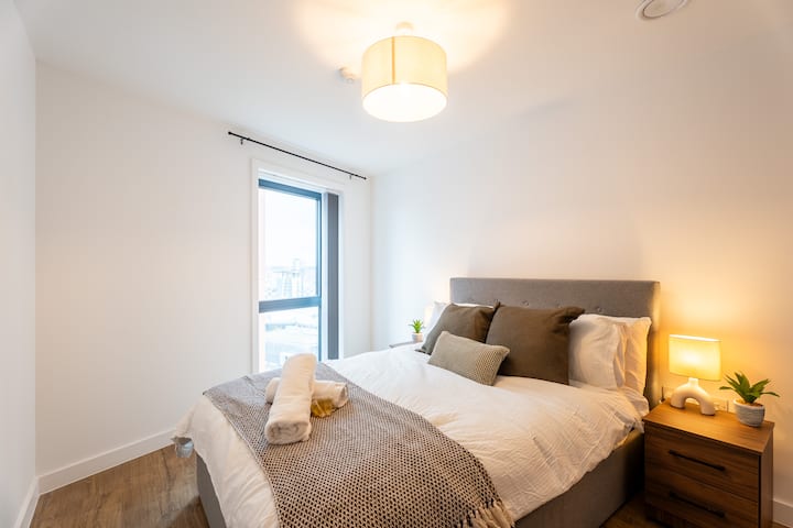 Luxury Penthouse • City Views • Prestigious - Leeds