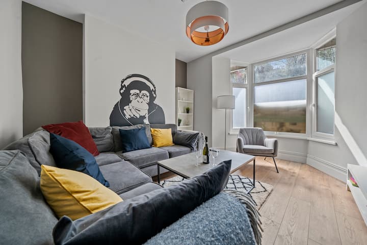 Spacious 5‑bed House In Pontypridd Cf37, Sleeps 10 - South Wales