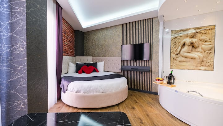 A Love Circle With Jacuzzi Magic - Maltepe