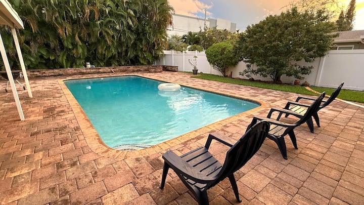 Luxury Pool Retreat | Sleep 17 | Near Beach - Cooper City, FL