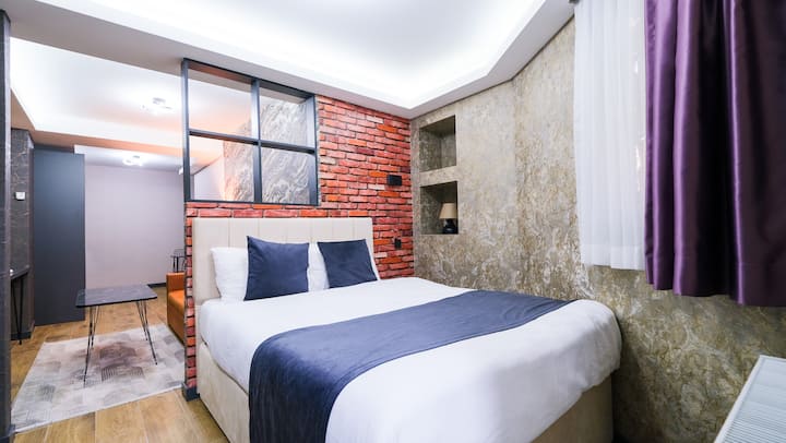 Elegant City Studio With Warm Ambience - Adalar