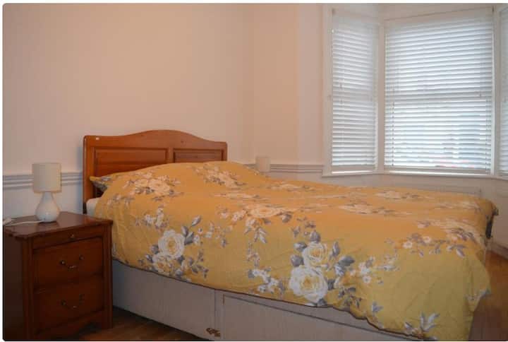 Lovely House With 3 Double Beds And 2 Single Beds - Bath