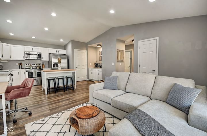 Spacious Carriage House In Holy Cross - Indianápolis, IN