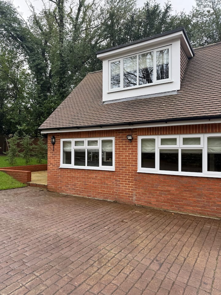 Self-contained 1 Bedroom Apartment - Bracknell