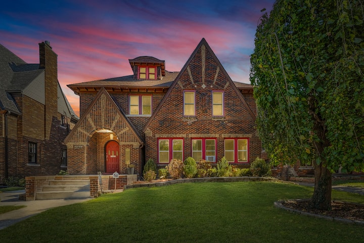 7 Bedroom Beautiful Historic Home - Southfield, MI