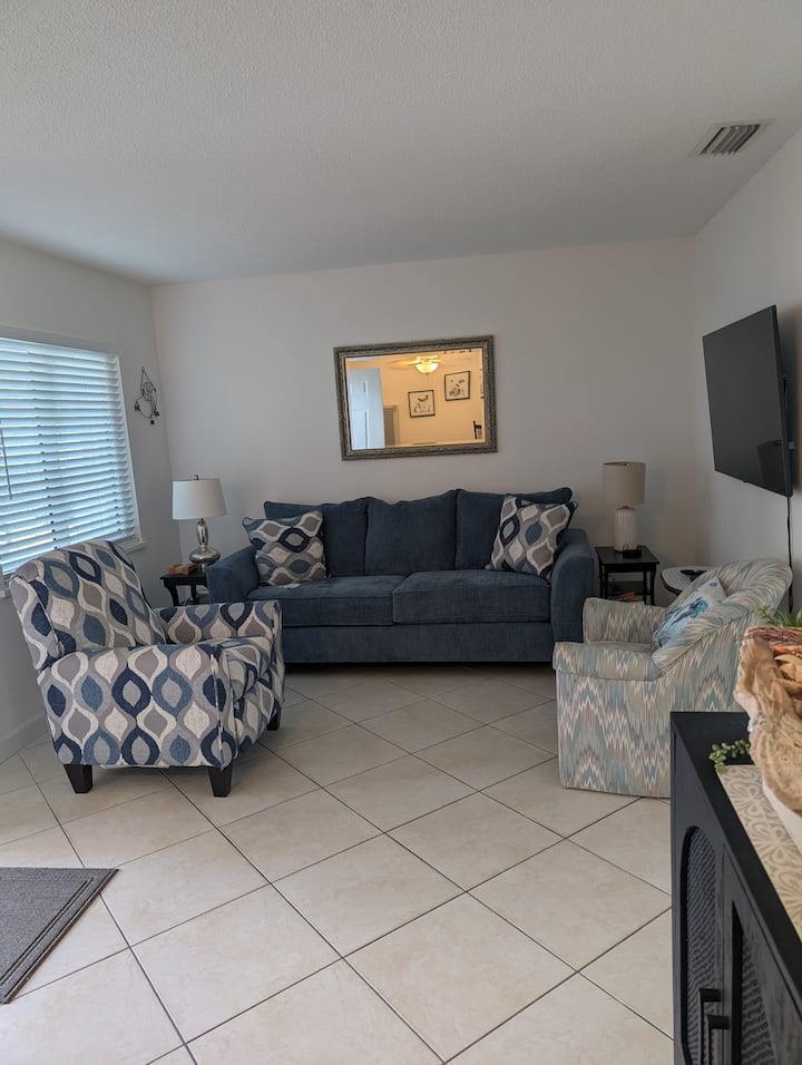 First Floor Condo! 2 Bedroom/1 Bath. Walk To Beach - St. Pete Beach, FL