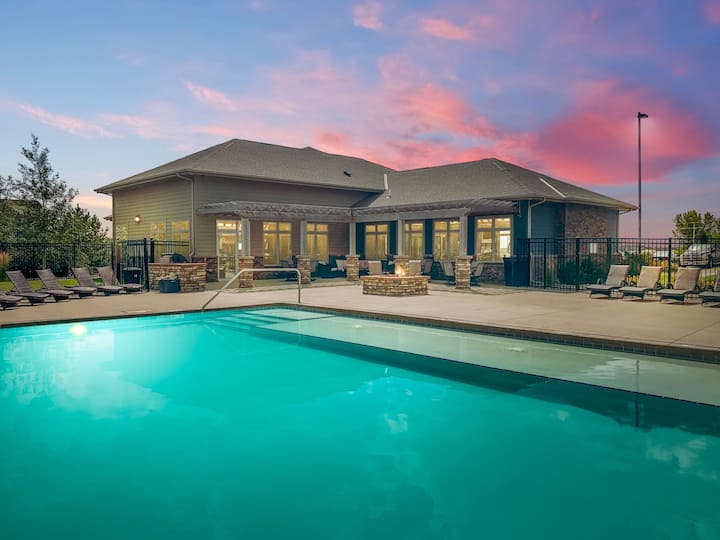 *3 Fountains -2 Bed N Bath* - Pool, Gym, Theatre! - Sioux Falls, SD