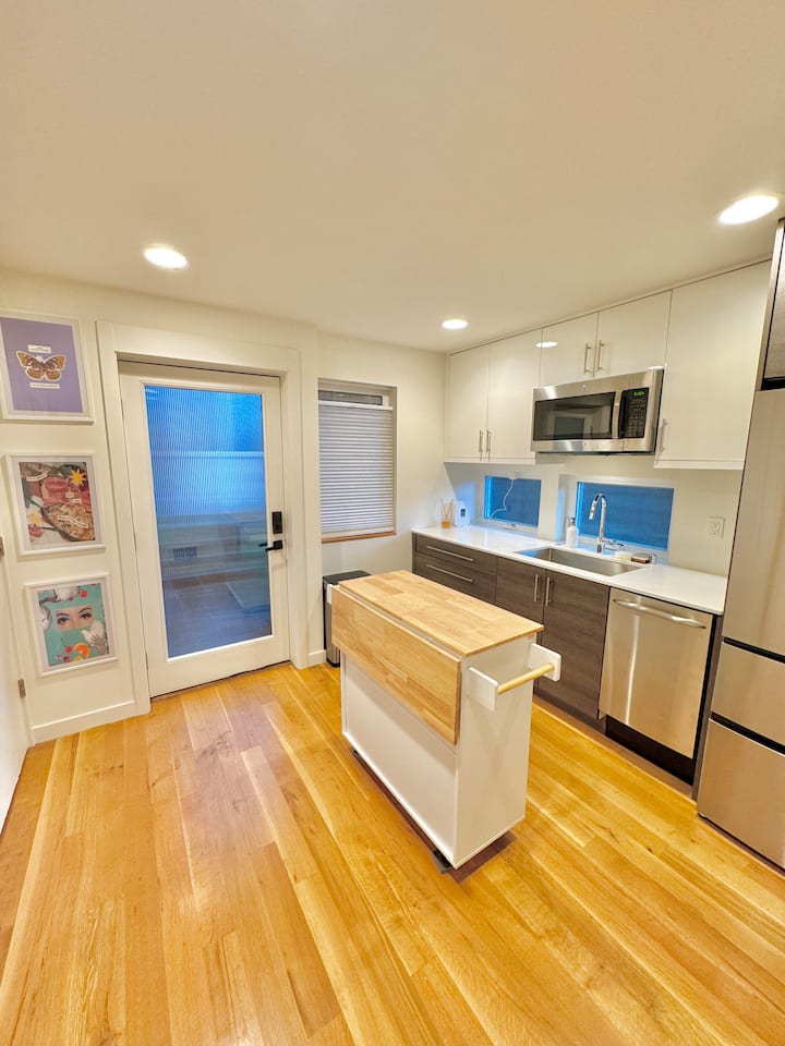 Modern City Suite. Private Entry, Kitchen + More! - Seattle, WA
