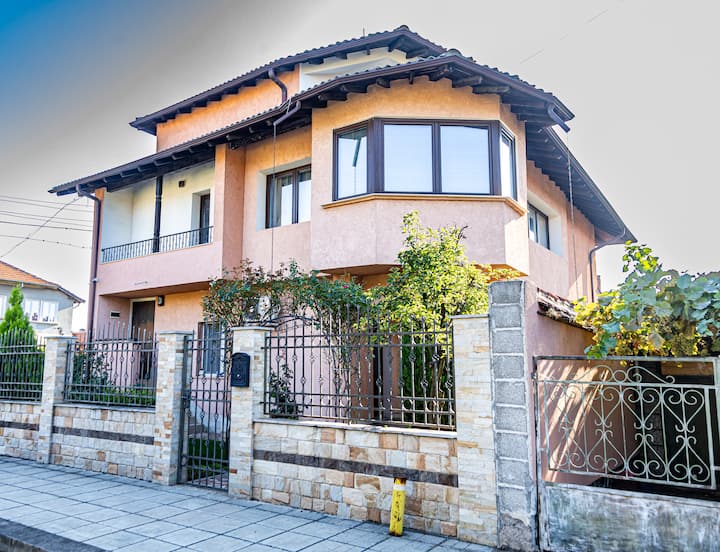 Къща за гости Комфорт - Montana