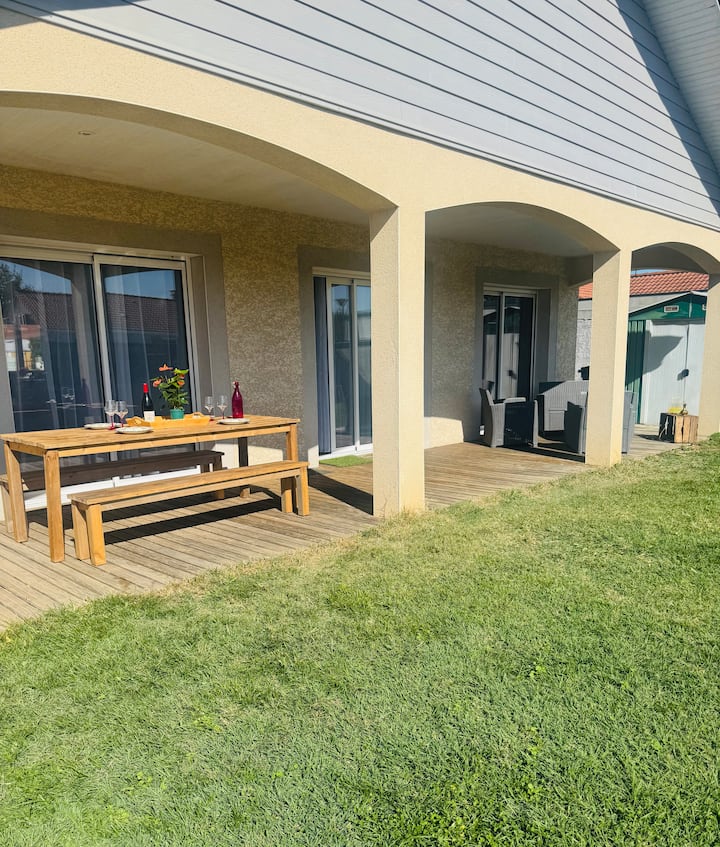 Maison De Charme Avec Terrasse Couverte Et Parking - Tarbes