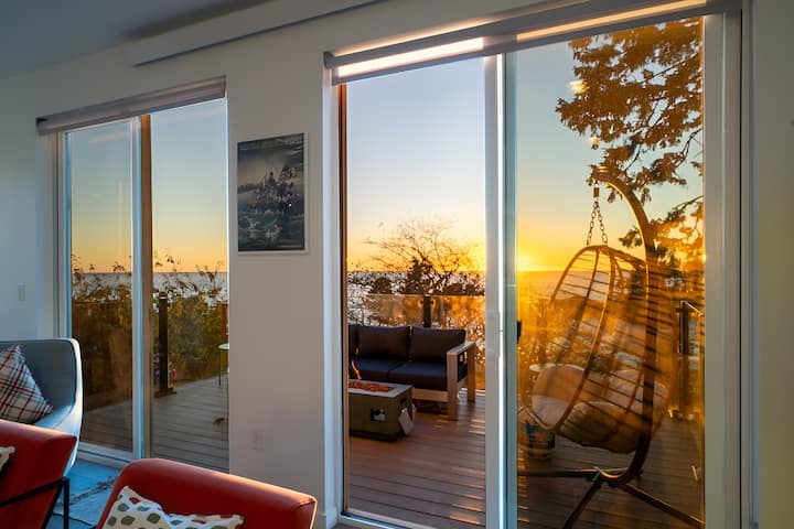 Sunset Ocean Views: Wine, Whales, And Family Fun - Depoe Bay, OR