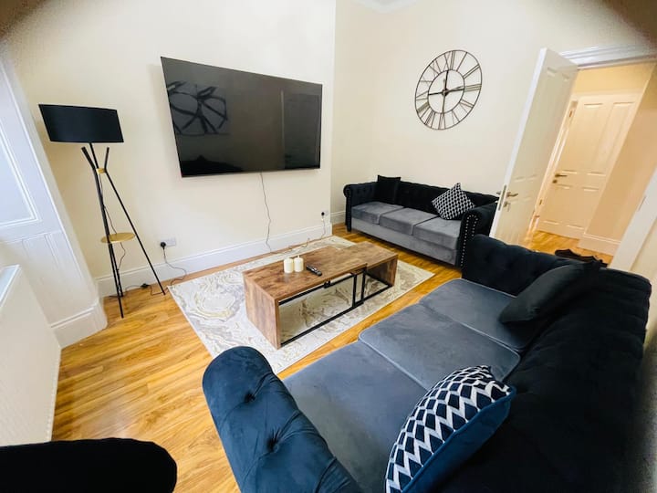 Southside Retreat (Main Door- Full House) - Glasgow