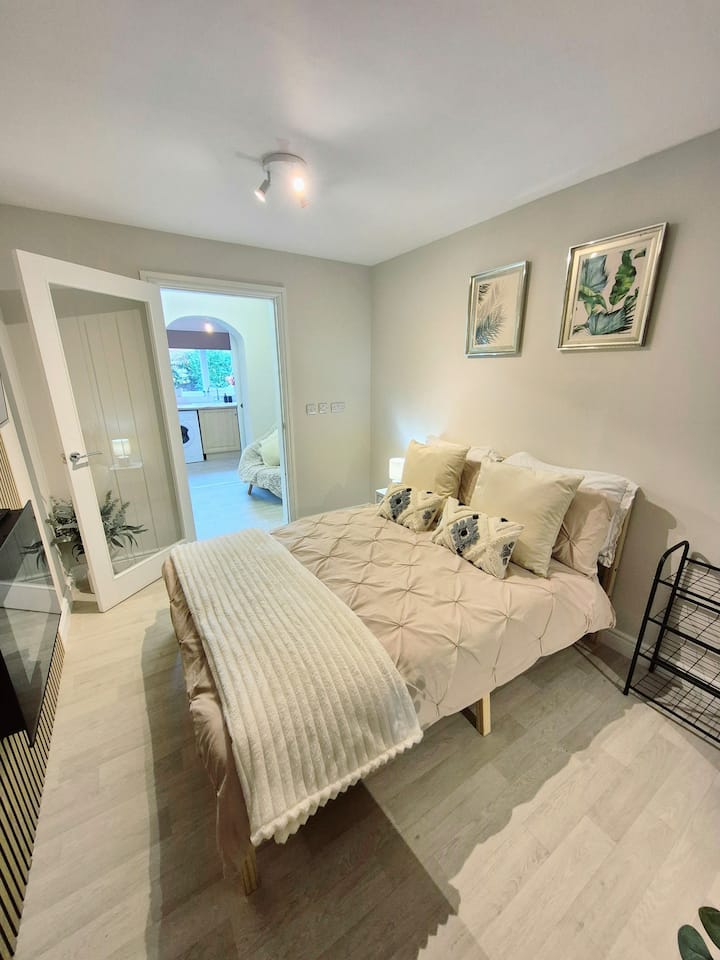 Modern Guest Suite - Bourne