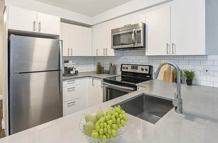 Modern Apartment Milton | Balcony + Parking | 30+ - Milton