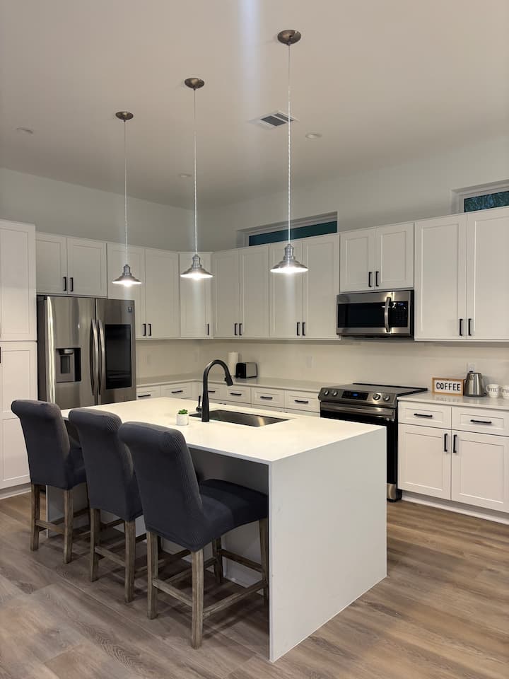 Spacious Family Home - San Marcos, TX