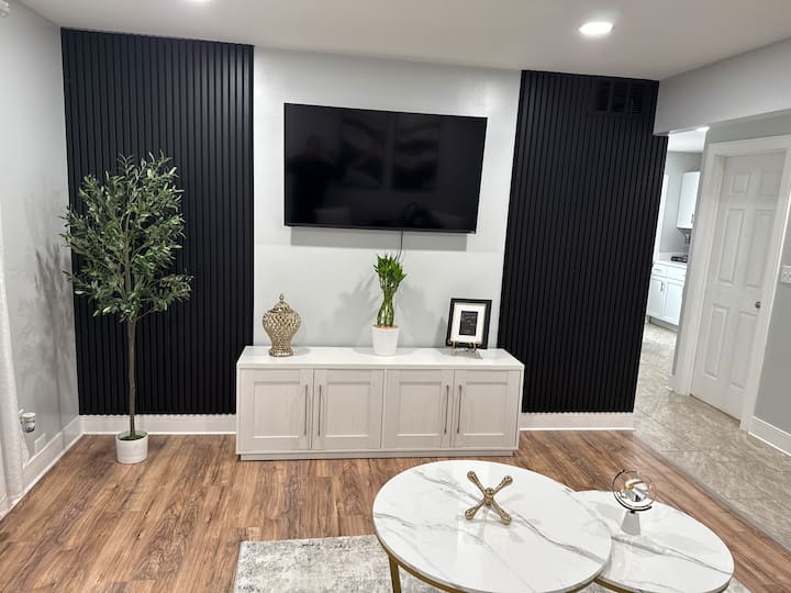 Golden Glow 1 Bedroom Apartment - Scottsdale - Chicago