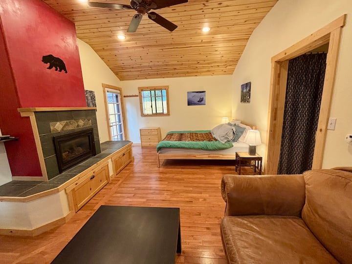 Little Bear Lodge - Guest Room/bathroom And More - Lake Tahoe