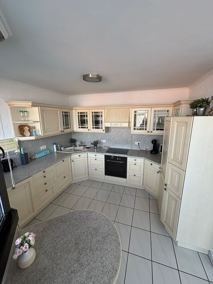 Stilvoll & Hell In Leverkusen-wiesdorf - Leverkusen