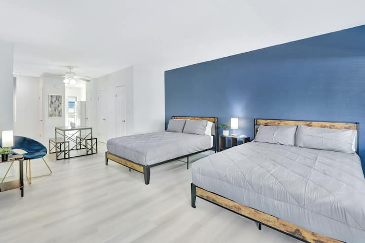 Beachside Escape W/ King Bed + 2 Queens, Miami! - Miami Beach, FL