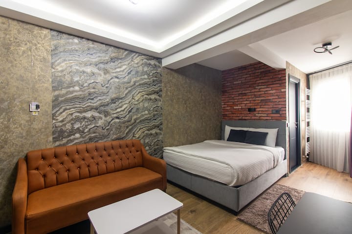 Sleek & Sunny Hotel Room In Maltepe - Kartal