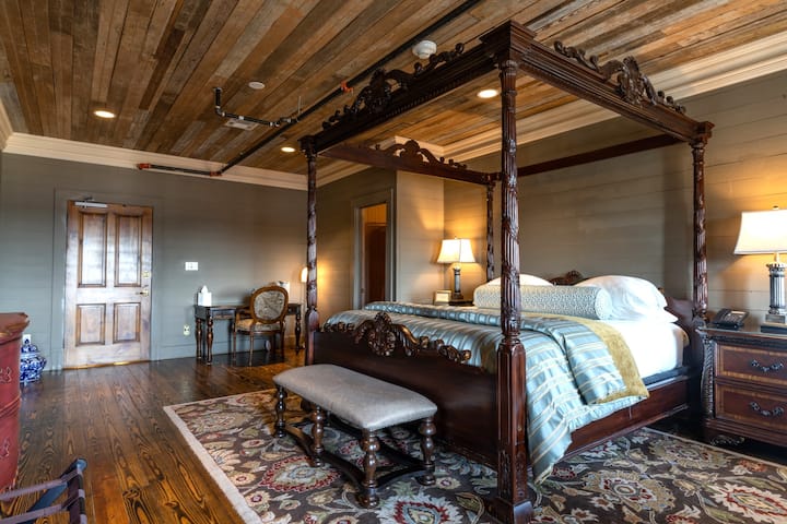 Penthouse Suite At The Historic Pa Smith Hotel - Navasota, TX