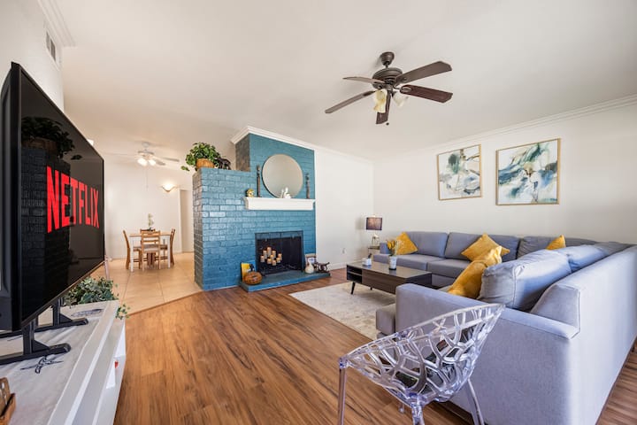 Hot Coffee | Comfy Beds + Free Parking - Lancaster, CA