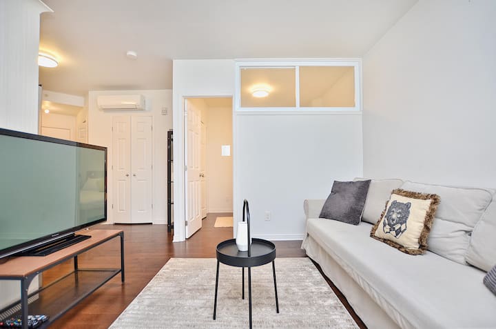 Modern 2-bedroom Apt In The Heart Of Mtl - Montreal