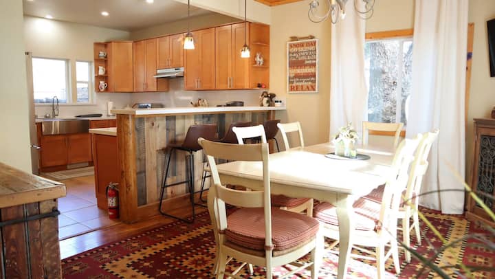 Red Roof Cabin | Remodeled Kitchen | Jetted Tub - Wrightwood, CA