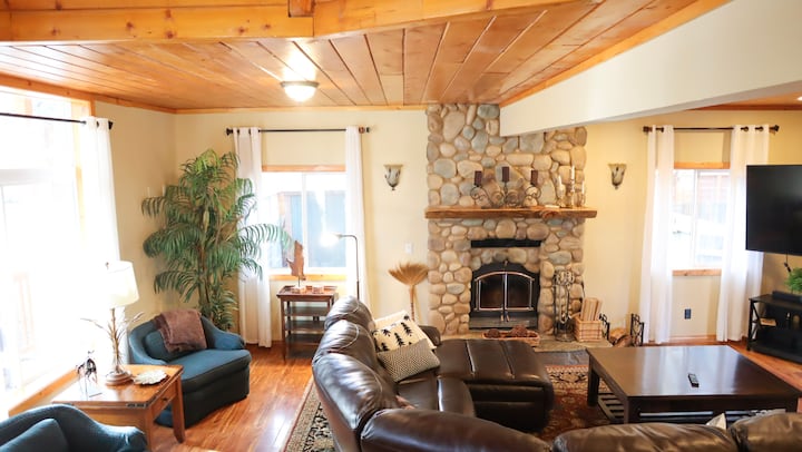 Red Roof Cabin | Romantic Cabin With Jetted Tub - Wrightwood, CA