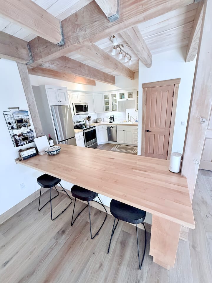 Downtown Calistoga Wine Country Getaway & Patio - Calistoga, CA