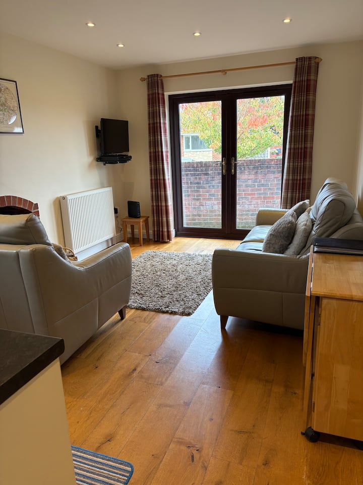 The Oaks, One Bedroom Accessible Bungalow - Warminster