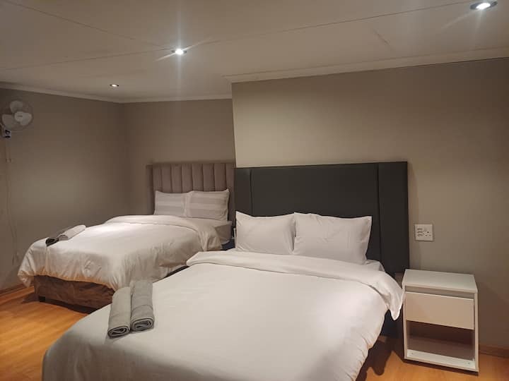 Quadraple Room For 4 Guests With At Blackwood. - Vereeniging