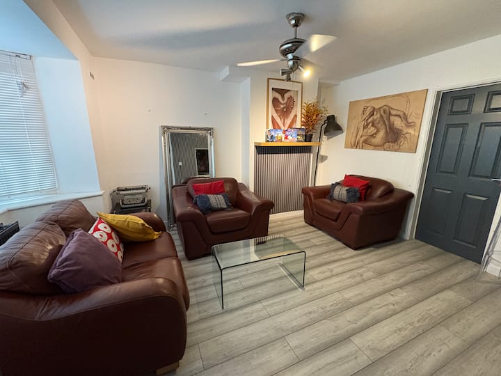 Newly Renovated Home, City Centre & Trains Nearby - Wolverhampton