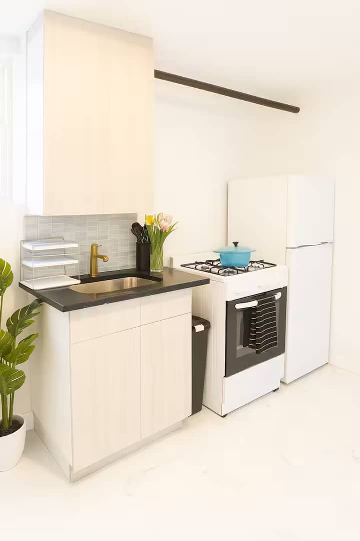 Cozy 1-bedroom Walkout Apt With Private Entry - Union City, NJ