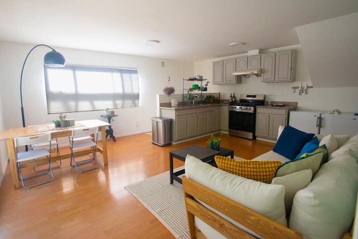 Sunny, Quiet 1bdr Blocks To Lake Merritt - Oakland, CA