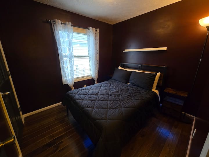 Ambient Room With Cozy Vibes - Bloomington, IN