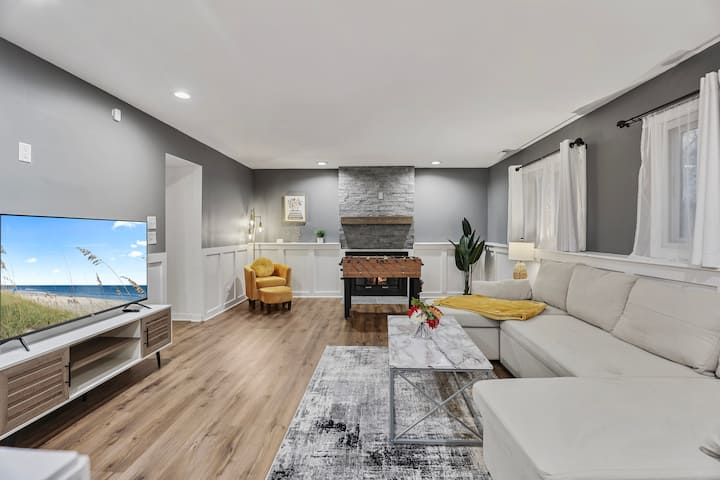 True: *New* Spacious 5br-2bt! Fully Fenced Yard! - Naperville, IL