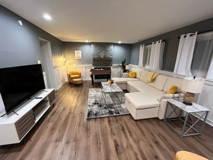 True: *New* Spacious 5br-2bt! Fully Fenced Yard! - Naperville, IL