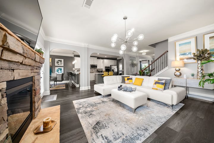 Magnolia House Masterbedroom With Backyard Oasis - Newnan, GA