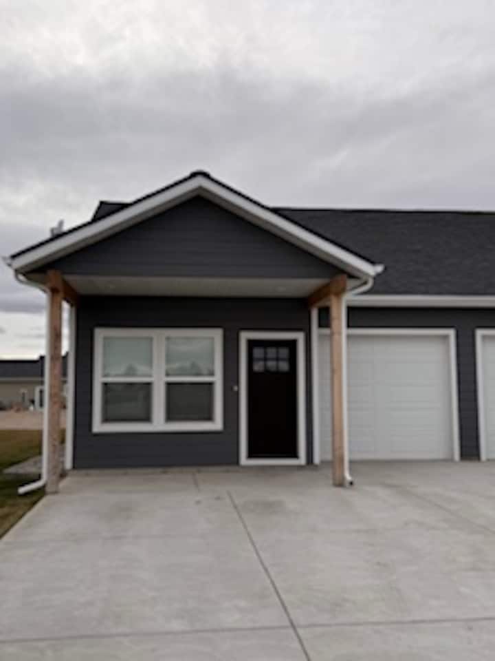 3 Bedroom, 2 Bath Townhouse - 딜런