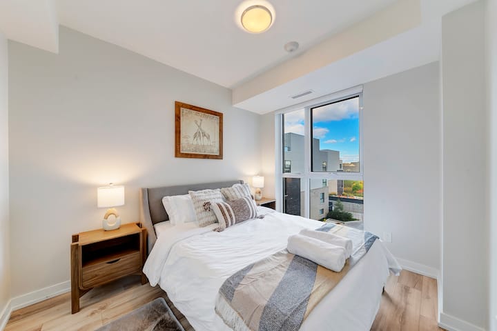 Executive 1bd+den Suite|perfect For Extended Stay - Oakville